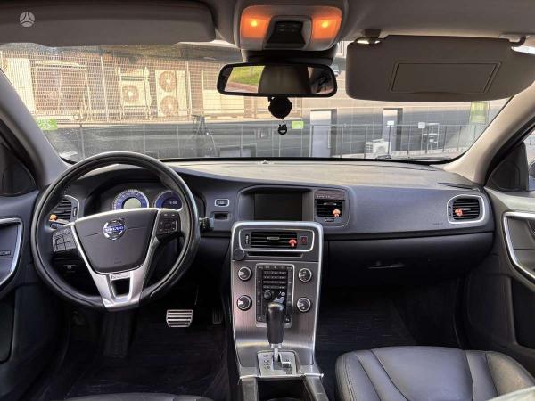 Black Volvo S60 2010 in Vilnius, with an engine capacity of 2.40 L and mileage of 339 thousand km for 5500 €, photo 9 on AUTOMOTO.COM.LV