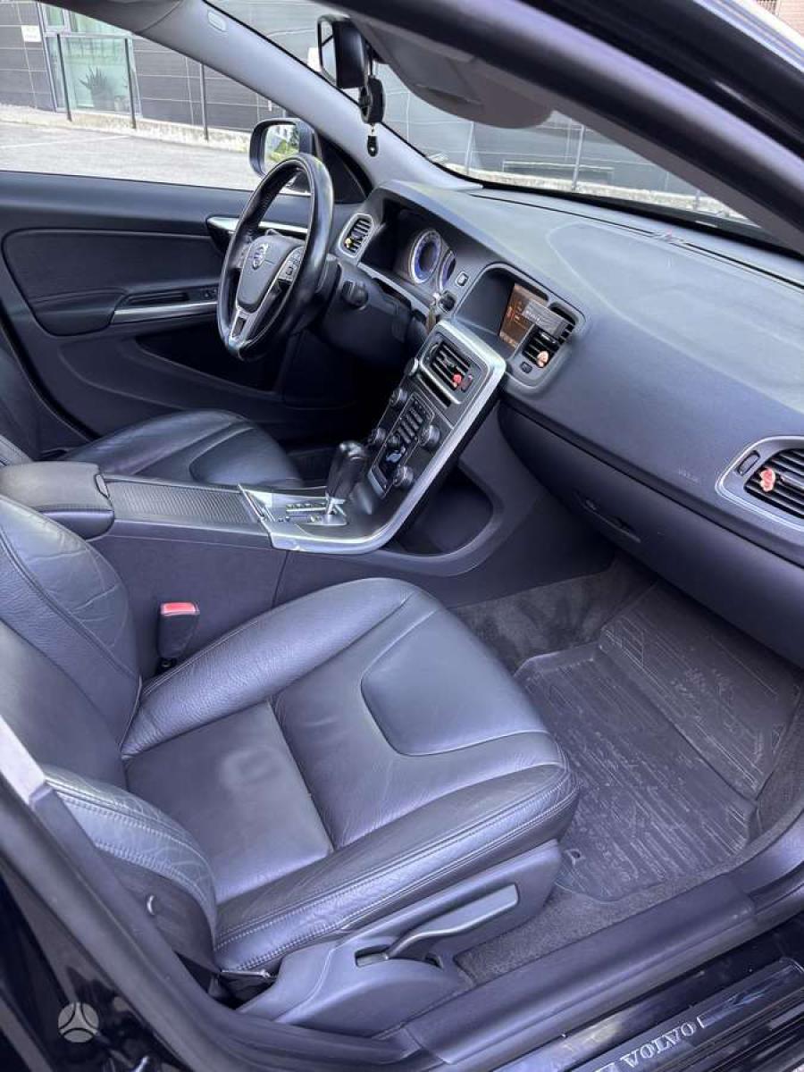 Melns Volvo S60 2010 Viļņa, ar dzinēja tilpumu 2.40 L un nobraukumu 339 tūkst. km par 5500 €, foto 13 vietnē AUTOMOTO.COM.LV
