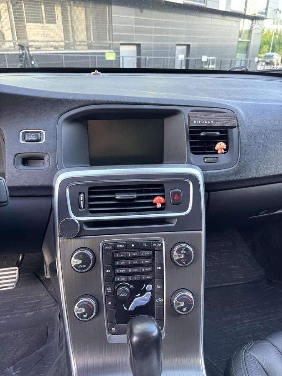 Melns Volvo S60 2010 Viļņa, ar dzinēja tilpumu 2.40 L un nobraukumu 339 tūkst. km par 5500 €, foto 14 vietnē AUTOMOTO.COM.LV