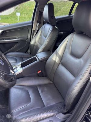 Melns Volvo S60 2010 Viļņa, ar dzinēja tilpumu 2.40 L un nobraukumu 339 tūkst. km par 5500 €, foto 16 vietnē AUTOMOTO.COM.LV