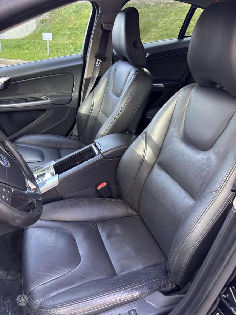 Melns Volvo S60 2010 Viļņa, ar dzinēja tilpumu 2.40 L un nobraukumu 339 tūkst. km par 5500 €, foto 16 vietnē AUTOMOTO.COM.LV