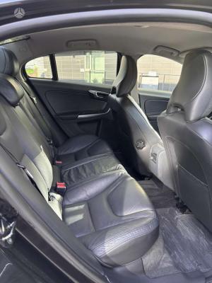 Melns Volvo S60 2010 Viļņa, ar dzinēja tilpumu 2.40 L un nobraukumu 339 tūkst. km par 5500 €, foto 19 vietnē AUTOMOTO.COM.LV