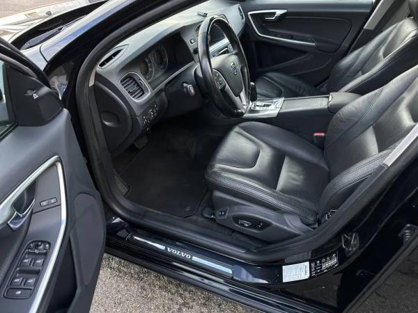 Black Volvo S60 2010 in Riga, with an engine capacity of 2.00 L and mileage of 364 thousand km for 5500 €, photo 4 on AUTOMOTO.COM.LV