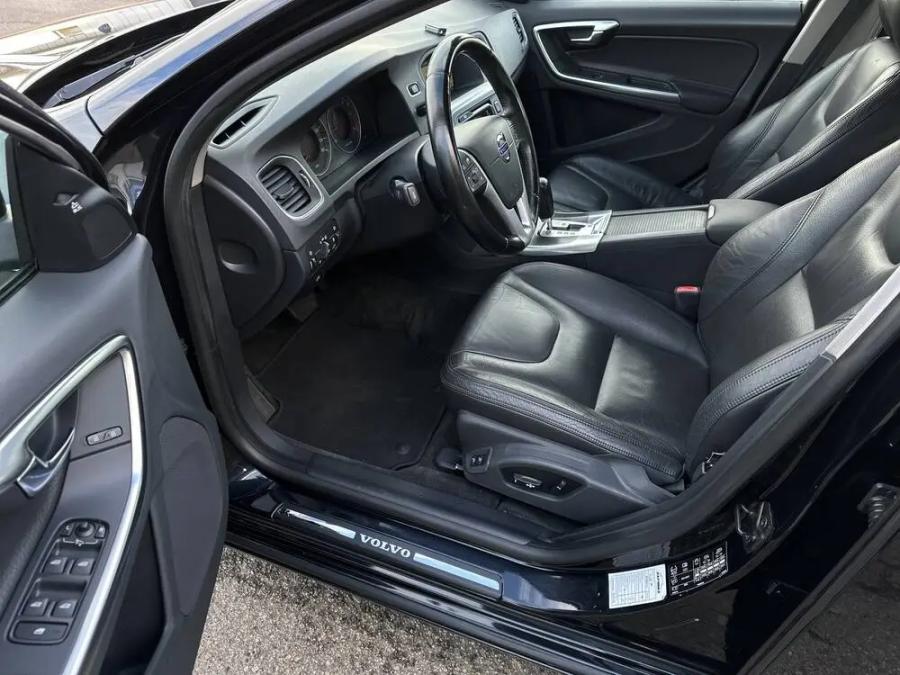 Black Volvo S60 2010 in Riga, with an engine capacity of 2.00 L and mileage of 364 thousand km for 5500 €, photo 5 on AUTOMOTO.COM.LV
