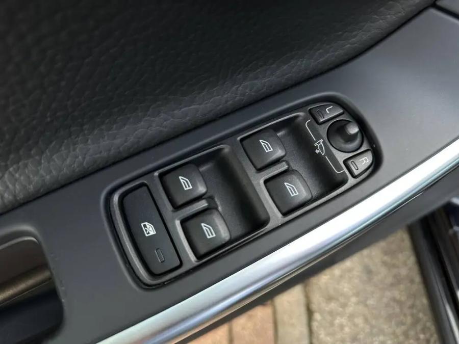 Black Volvo S60 2010 in Riga, with an engine capacity of 2.00 L and mileage of 364 thousand km for 5500 €, photo 6 on AUTOMOTO.COM.LV