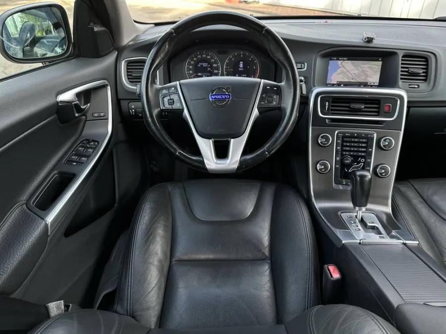 Black Volvo S60 2010 in Riga, with an engine capacity of 2.00 L and mileage of 364 thousand km for 5500 €, photo 12 on AUTOMOTO.COM.LV