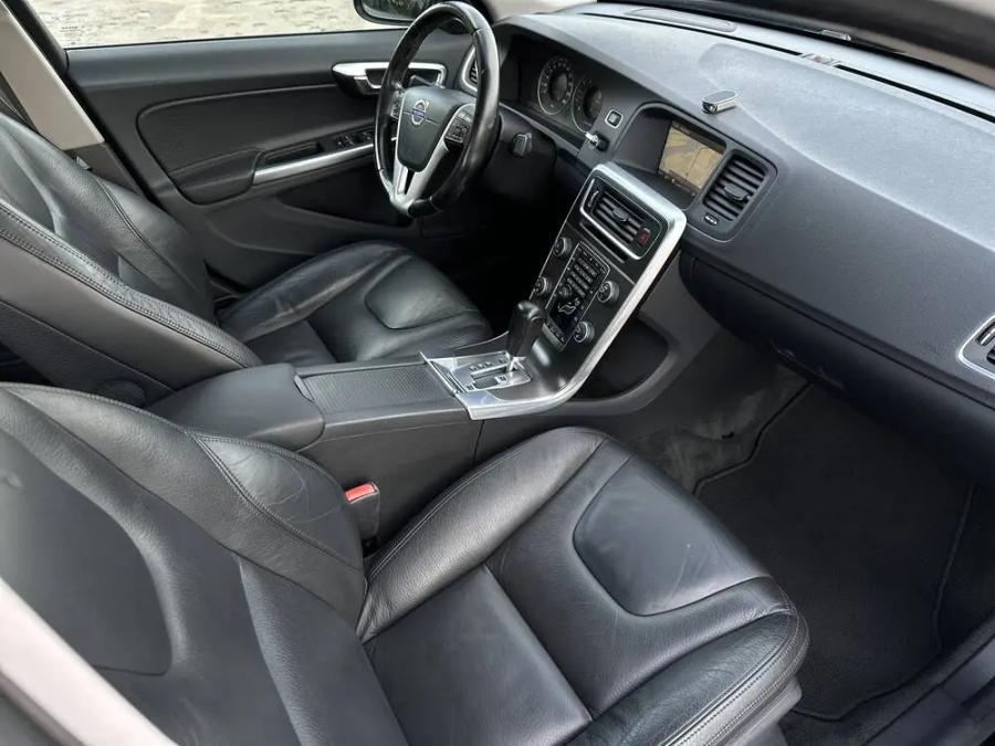 Black Volvo S60 2010 in Riga, with an engine capacity of 2.00 L and mileage of 364 thousand km for 5500 €, photo 19 on AUTOMOTO.COM.LV