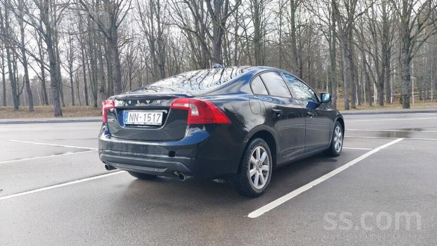 Melns Volvo S60 2010 Alūksne, ar dzinēja tilpumu 2.40 L un nobraukumu 0 tūkst. km par 2900 €, foto 6 vietnē AUTOMOTO.COM.LV