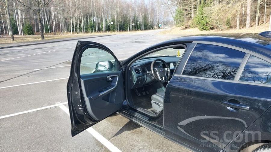 Melns Volvo S60 2010 Alūksne, ar dzinēja tilpumu 2.40 L un nobraukumu 0 tūkst. km par 2900 €, foto 12 vietnē AUTOMOTO.COM.LV