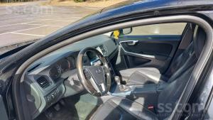 Melns Volvo S60 2010 Alūksne, ar dzinēja tilpumu 2.40 L un nobraukumu 0 tūkst. km par 2900 €, foto 14 vietnē AUTOMOTO.COM.LV