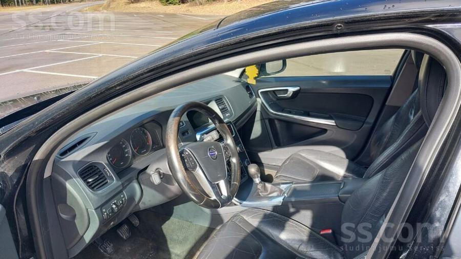 Melns Volvo S60 2010 Alūksne, ar dzinēja tilpumu 2.40 L un nobraukumu 0 tūkst. km par 2900 €, foto 14 vietnē AUTOMOTO.COM.LV