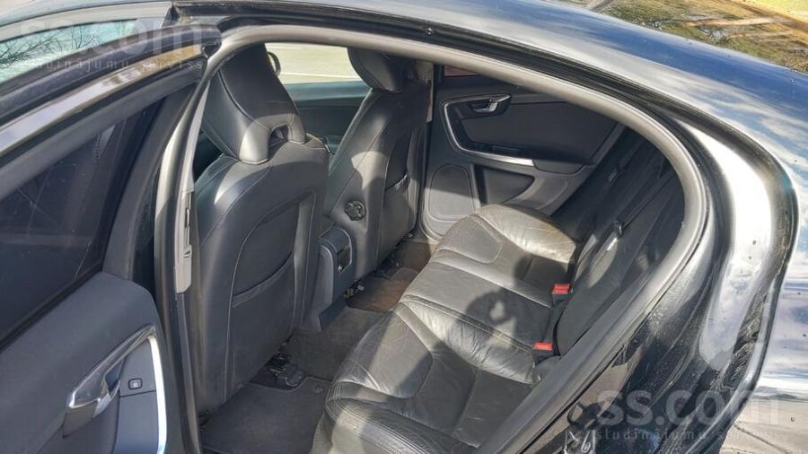 Melns Volvo S60 2010 Alūksne, ar dzinēja tilpumu 2.40 L un nobraukumu 0 tūkst. km par 2900 €, foto 24 vietnē AUTOMOTO.COM.LV
