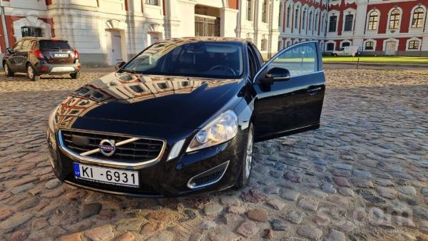 Melns Volvo S60 2010 Jelgava, ar dzinēja tilpumu 2.00 L un nobraukumu 273 tūkst. km par 5300 €, foto 1 vietnē AUTOMOTO.COM.LV