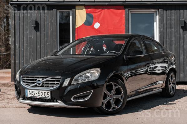 Melns Volvo S60 2010 Rīga, ar dzinēja tilpumu 2.00 L un nobraukumu 298 tūkst. km par 4800 €, foto 1 vietnē AUTOMOTO.COM.LV