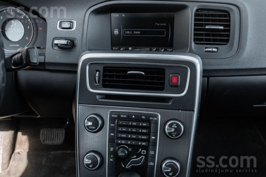 Black Volvo S60 2010 in Riga, with an engine capacity of 2.00 L and mileage of 298 thousand km for 4800 €, photo 8 on AUTOMOTO.COM.LV