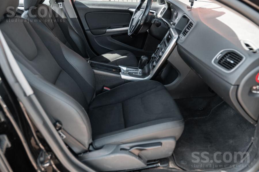 Black Volvo S60 2010 in Riga, with an engine capacity of 2.00 L and mileage of 298 thousand km for 4800 €, photo 11 on AUTOMOTO.COM.LV
