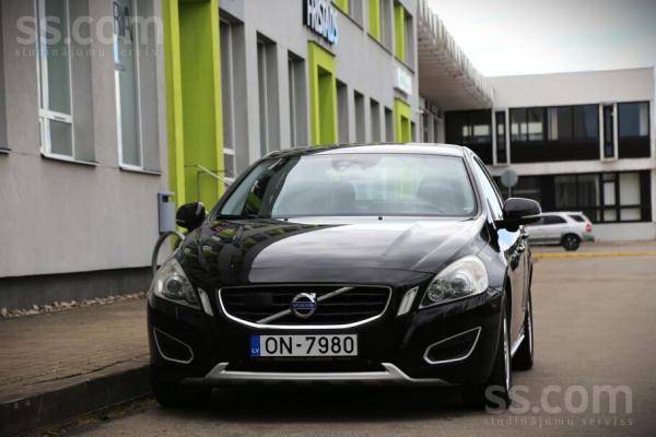 Black Volvo S60 2010 in Riga, with an engine capacity of 2.40 L and mileage of 208 thousand km for 5495 €, photo 1 on AUTOMOTO.COM.LV