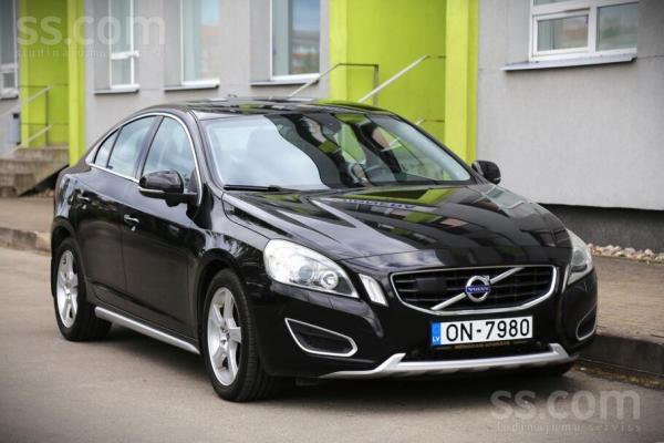 Black Volvo S60 2010 in Riga, with an engine capacity of 2.40 L and mileage of 208 thousand km for 5495 €, photo 4 on AUTOMOTO.COM.LV