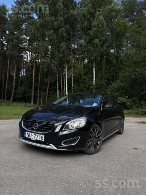Melns Volvo S60 2010 Rīga, ar dzinēja tilpumu 2.40 L un nobraukumu 286 tūkst. km par 6300 €, foto  vietnē AUTOMOTO.COM.LV