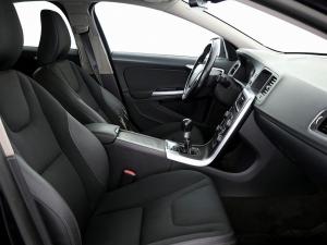 Melns Volvo S60 2010 Tallina, ar dzinēja tilpumu 2.00 L un nobraukumu 355 tūkst. km par 3799 €, foto 14 vietnē AUTOMOTO.COM.LV