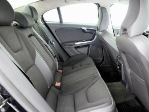 Melns Volvo S60 2010 Tallina, ar dzinēja tilpumu 2.00 L un nobraukumu 355 tūkst. km par 3799 €, foto 15 vietnē AUTOMOTO.COM.LV