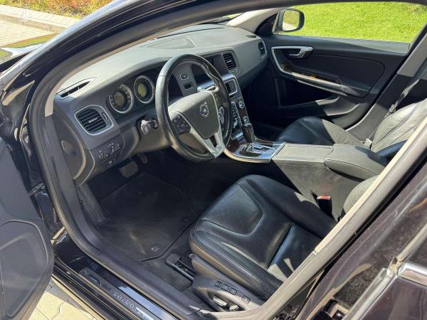 Black Volvo S60 2010 in Vilnius, with an engine capacity of 2.40 L and mileage of 249 thousand km for 6400 €, photo 10 on AUTOMOTO.COM.LV