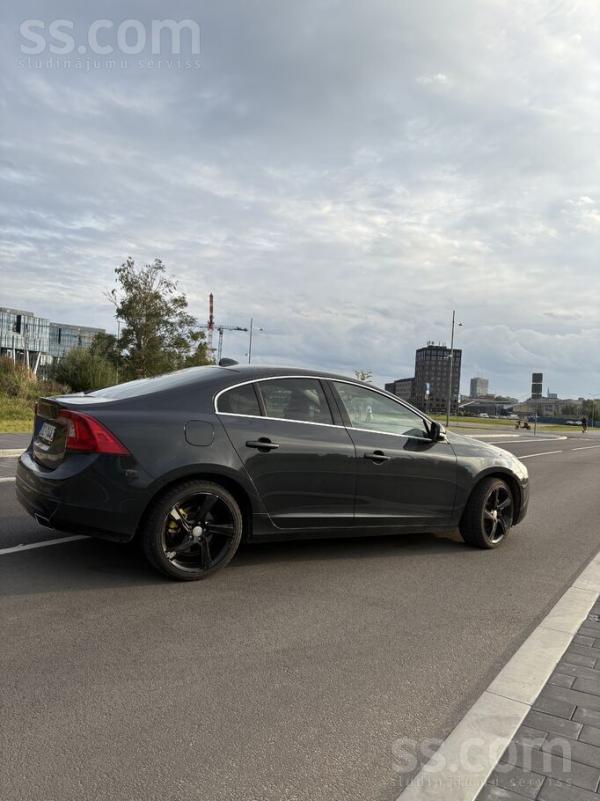 Volvo S60 2010 Saldus vietnÄ Melns Volvo S60 2010 Saldus, ar dzinÄja tilpumu 2.00 L un nobraukumu 394 tÅ«kst. km par 3900 ā¬, foto 3 vietnÄ AUTOMOTO.COM.LV