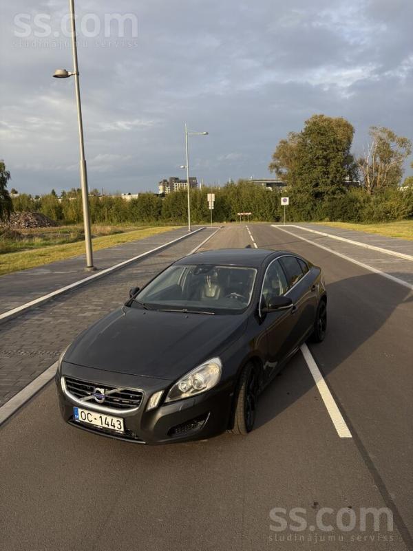Volvo S60 2010 Saldus vietnÄ Melns Volvo S60 2010 Saldus, ar dzinÄja tilpumu 2.00 L un nobraukumu 394 tÅ«kst. km par 3900 ā¬, foto 4 vietnÄ AUTOMOTO.COM.LV