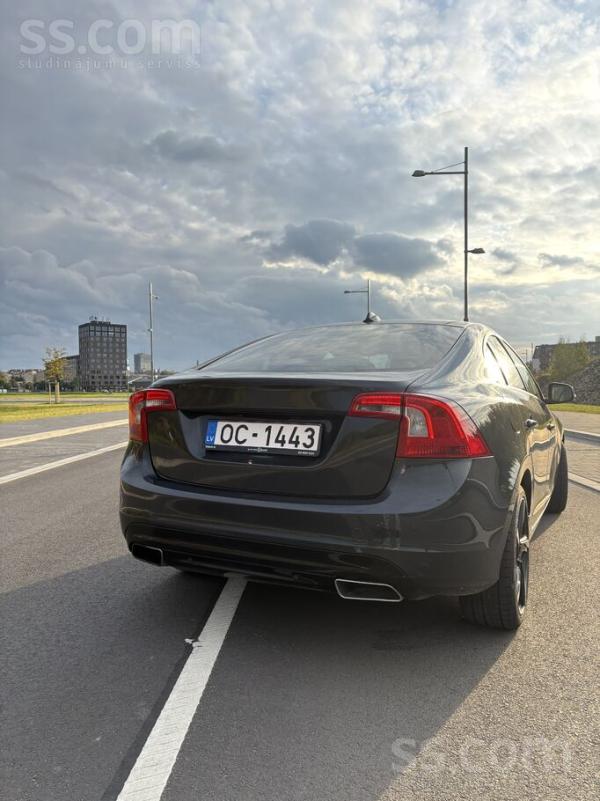 Volvo S60 2010 Saldus vietnÄ Melns Volvo S60 2010 Saldus, ar dzinÄja tilpumu 2.00 L un nobraukumu 394 tÅ«kst. km par 3900 ā¬, foto 5 vietnÄ AUTOMOTO.COM.LV