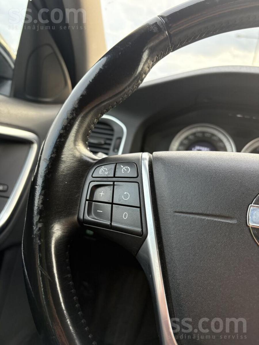 Melns Volvo S60 2010 Saldus, ar dzinēja tilpumu 2.00 L un nobraukumu 394 tūkst. km par 3900 €, foto 10 vietnē AUTOMOTO.COM.LV