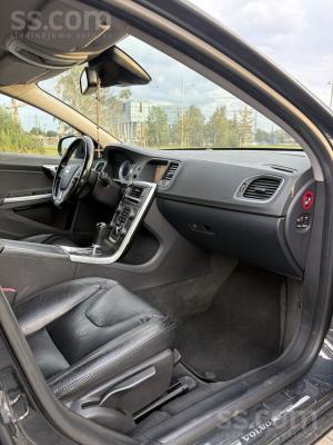 Melns Volvo S60 2010 Saldus, ar dzinēja tilpumu 2.00 L un nobraukumu 394 tūkst. km par 3900 €, foto 13 vietnē AUTOMOTO.COM.LV