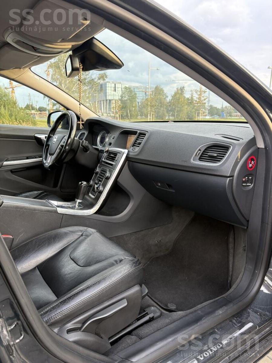 Melns Volvo S60 2010 Saldus, ar dzinēja tilpumu 2.00 L un nobraukumu 394 tūkst. km par 3900 €, foto 13 vietnē AUTOMOTO.COM.LV
