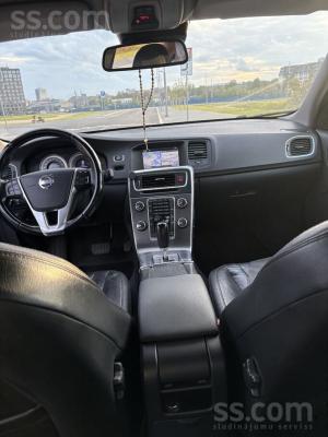 Melns Volvo S60 2010 Saldus, ar dzinēja tilpumu 2.00 L un nobraukumu 394 tūkst. km par 3900 €, foto 14 vietnē AUTOMOTO.COM.LV