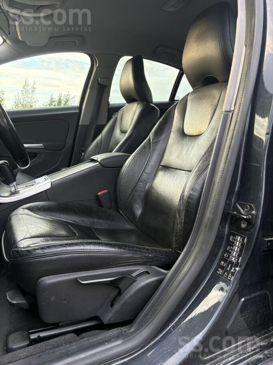 Melns Volvo S60 2010 Saldus, ar dzinēja tilpumu 2.00 L un nobraukumu 394 tūkst. km par 3900 €, foto 16 vietnē AUTOMOTO.COM.LV