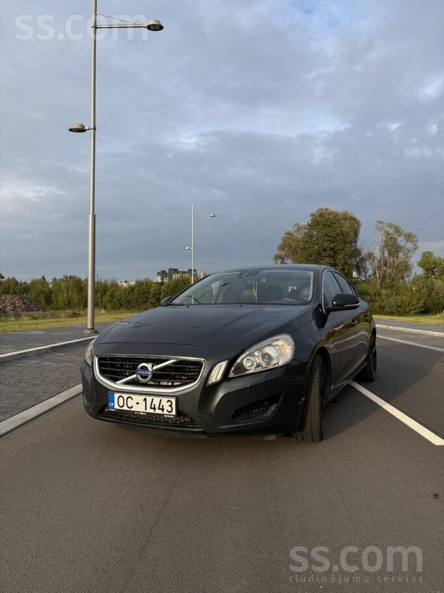 Melns Volvo S60 2010 Saldus, ar dzinēja tilpumu 2.00 L un nobraukumu 394 tūkst. km par 3900 €, foto 19 vietnē AUTOMOTO.COM.LV