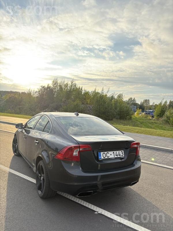 Black Volvo S60 2010 in Saldus, with an engine capacity of 2.00 L and mileage of 394 thousand km for 3900 €, photo 6 on AUTOMOTO.COM.LV