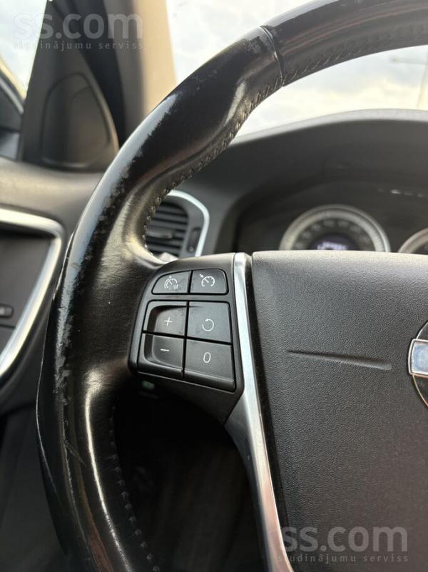 Black Volvo S60 2010 in Saldus, with an engine capacity of 2.00 L and mileage of 394 thousand km for 3900 €, photo 10 on AUTOMOTO.COM.LV
