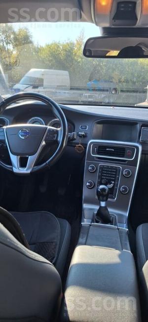 Black Volvo S60 2010 in Ventspils, with an engine capacity of 2.00 L and mileage of 196 thousand km for 5200 €, photo 6 on AUTOMOTO.COM.LV