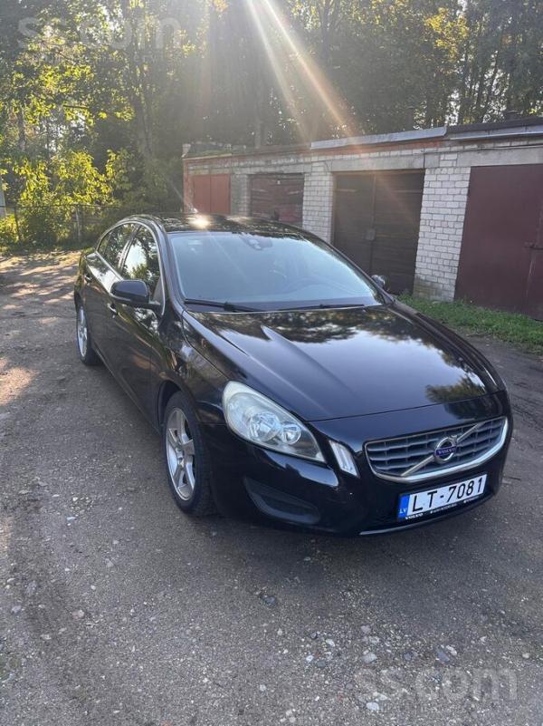 Volvo S60 2010 in Jelgava on AUTOMOTO.COM.LV Black Volvo S60 2010 in Jelgava, with an engine capacity of 2.00 L and mileage of 260 thousand km for 4890 €, photo 7 on AUTOMOTO.COM.LV
