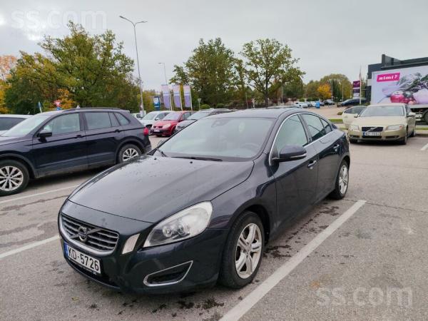 Black Volvo S60 2010 in Jelgava, with an engine capacity of 2.40 L and mileage of 386 thousand km for 3950 €, photo 1 on AUTOMOTO.COM.LV