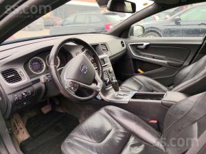 Black Volvo S60 2010 in Jelgava, with an engine capacity of 2.40 L and mileage of 386 thousand km for 3950 €, photo 4 on AUTOMOTO.COM.LV