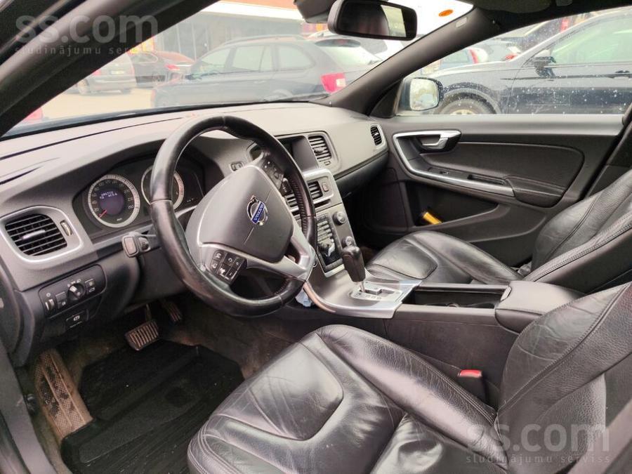 Black Volvo S60 2010 in Jelgava, with an engine capacity of 2.40 L and mileage of 386 thousand km for 3950 €, photo 4 on AUTOMOTO.COM.LV