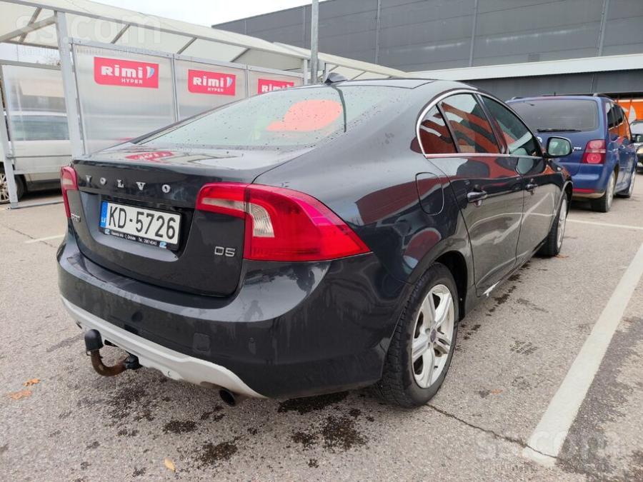 Black Volvo S60 2010 in Jelgava, with an engine capacity of 2.40 L and mileage of 386 thousand km for 3950 €, photo 5 on AUTOMOTO.COM.LV