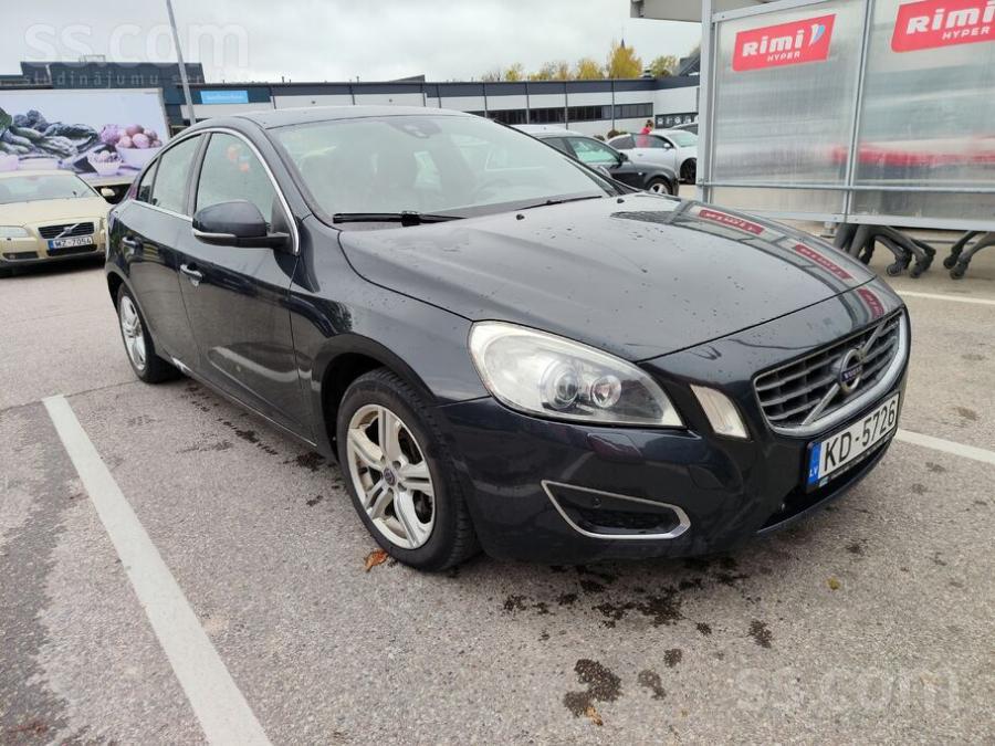 Black Volvo S60 2010 in Jelgava, with an engine capacity of 2.40 L and mileage of 386 thousand km for 4850 €, photo 3 on AUTOMOTO.COM.LV