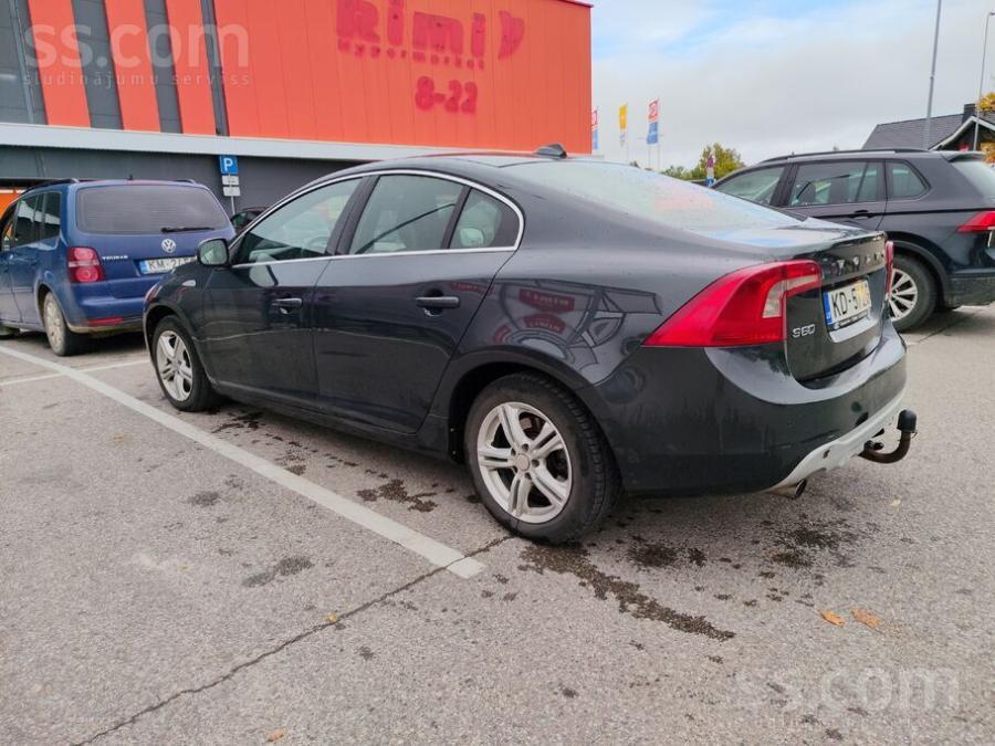 Black Volvo S60 2010 in Jelgava, with an engine capacity of 2.40 L and mileage of 386 thousand km for 4850 €, photo 6 on AUTOMOTO.COM.LV