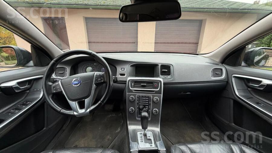 Black Volvo S60 2010 in Gulbene, with an engine capacity of 2.00 L and mileage of 341 thousand km for 4700 €, photo 6 on AUTOMOTO.COM.LV