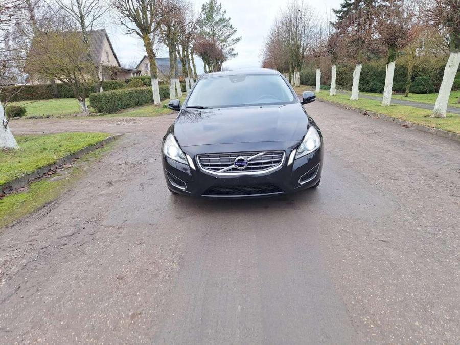 Black Volvo S60 2011 in Pasvalys, with an engine capacity of 1.56 L and mileage of 238 thousand km for 5850 €, photo 3 on AUTOMOTO.COM.LV