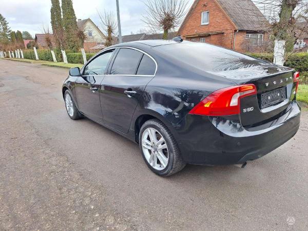 Black Volvo S60 2011 in Pasvalys, with an engine capacity of 1.56 L and mileage of 238 thousand km for 5850 €, photo 5 on AUTOMOTO.COM.LV