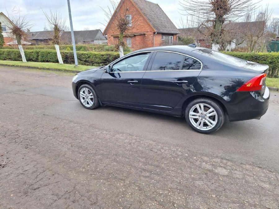 Black Volvo S60 2011 in Pasvalys, with an engine capacity of 1.56 L and mileage of 238 thousand km for 5850 €, photo 7 on AUTOMOTO.COM.LV