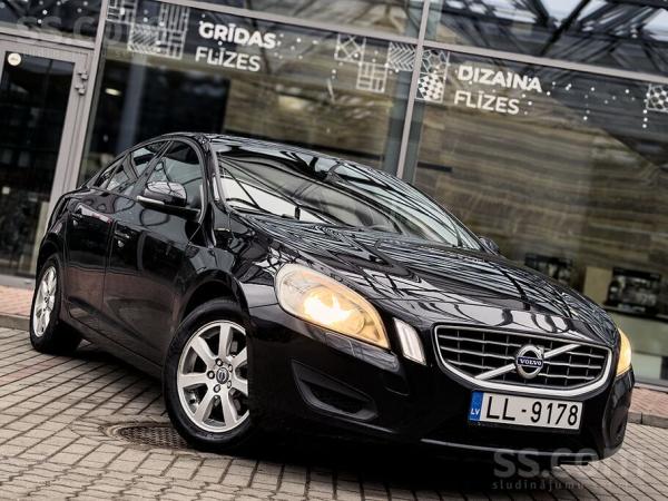 Black Volvo S60 2011 in Riga, with an engine capacity of 2.00 L and mileage of 317 thousand km for 4750 €, photo 8 on AUTOMOTO.COM.LV